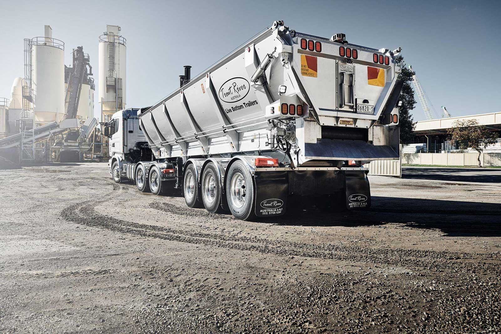Tipper Truck vs Dump Truck - Is there a difference?